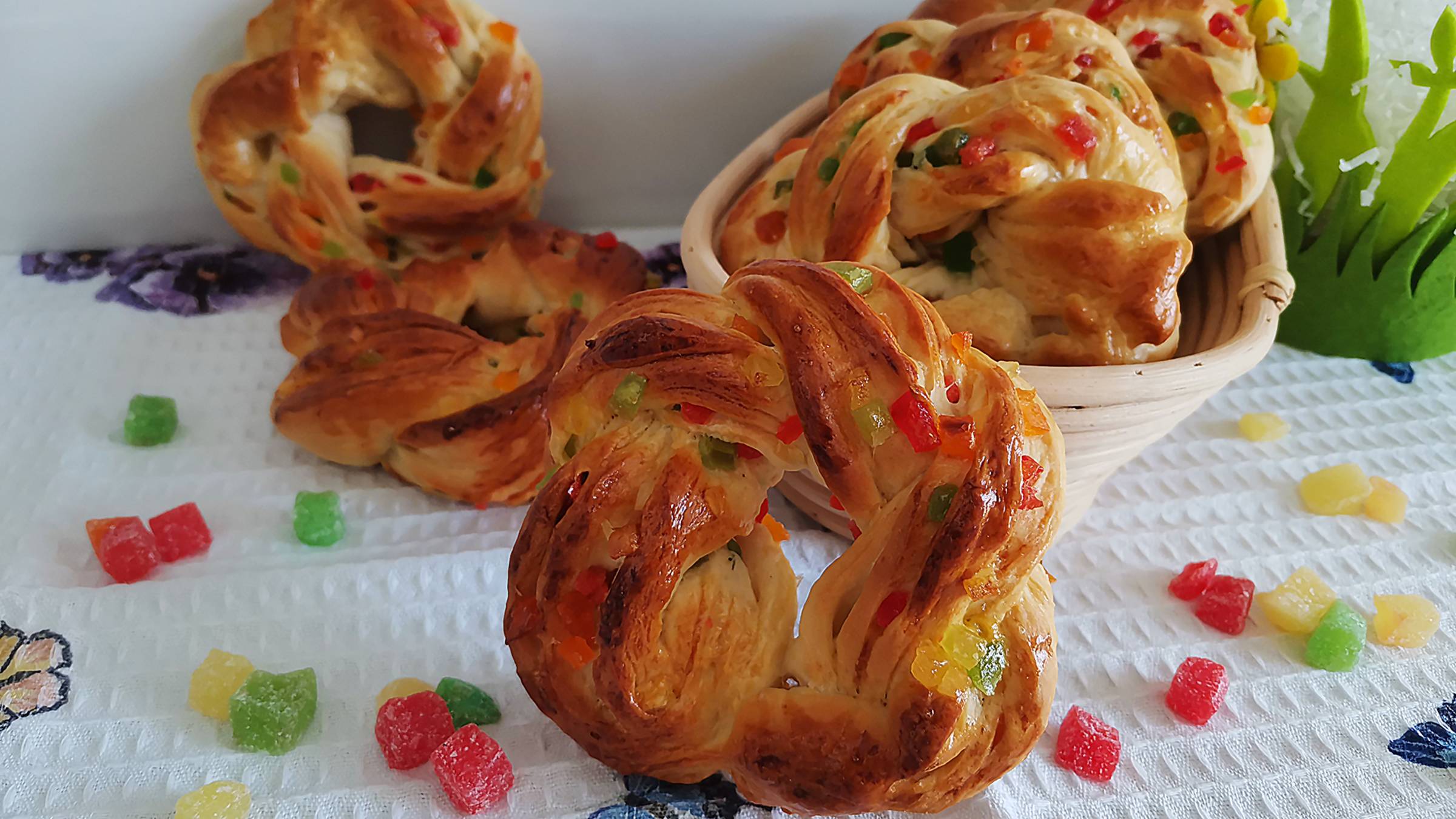 Булочки с цукатами дрожжевые. Рецепт пасхальных булочек.