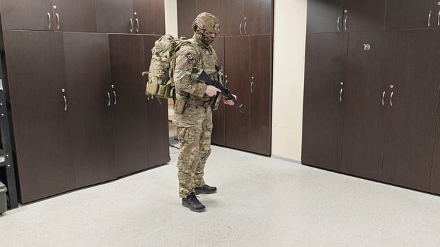 Стоишь? Упади и сними рюкзак!