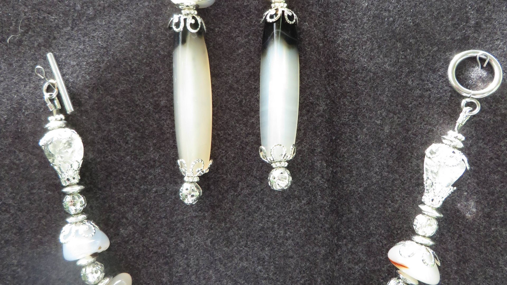 Браслет и серьги из агата с горным хрусталём.