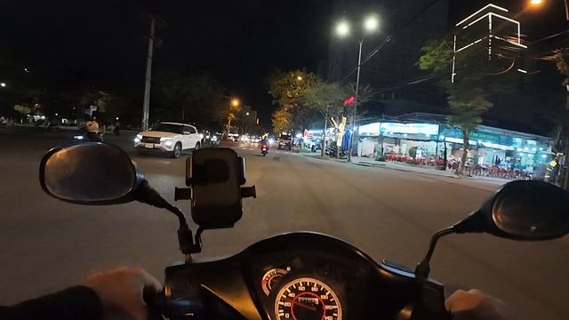 Дананг, Поездка на мотобайке по городу вечером 17 февраля 2025.