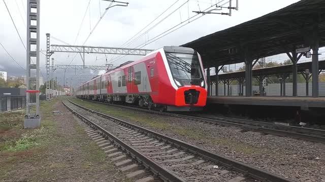 Новый электропоезд ЭС104-003 "Ласточка" проследует остановочный пункт Новогиреево.