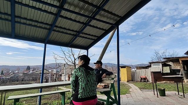 Мы в саду, природа и поют птицы, а петух что вытворяет 🔥😍❤