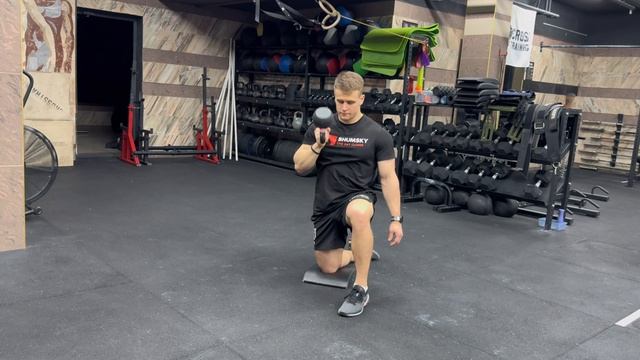 Жим гири дном наверх стоя на колене