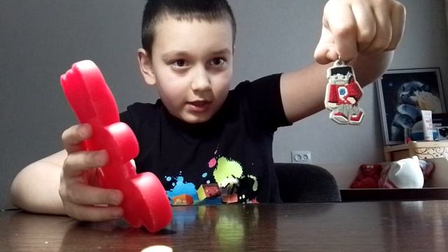 Вася и Толя устраивают челлендж с антистрессами и канцтоварами