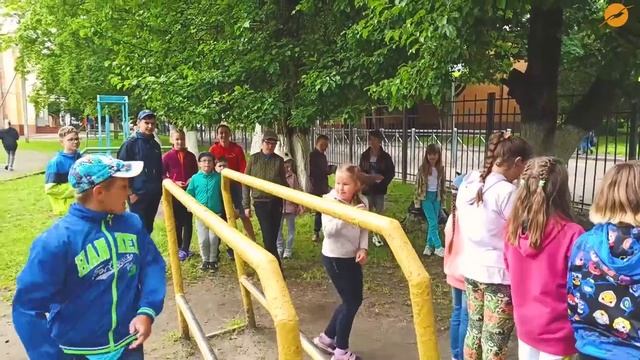 Не драться, а обниматься. Вместе весело