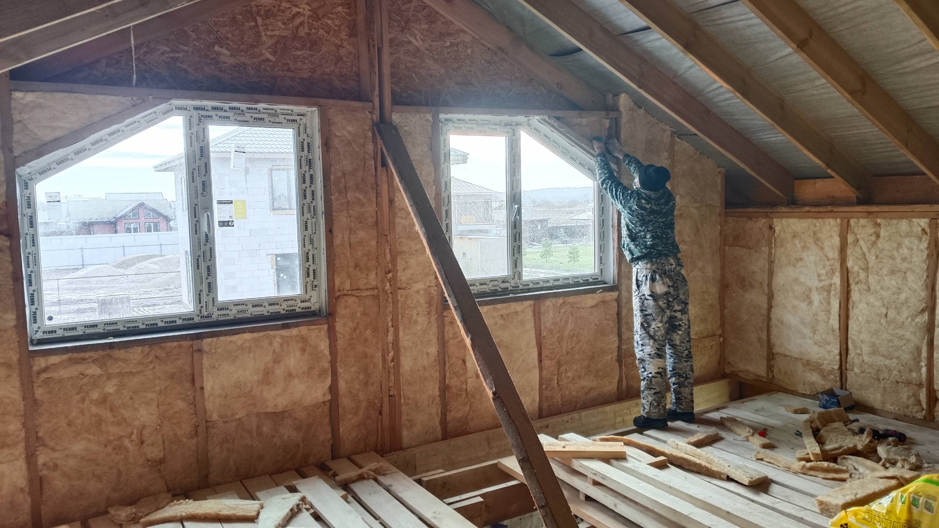 Дом Сани и Кати. Утепляем стены на втором этаже и балкон.