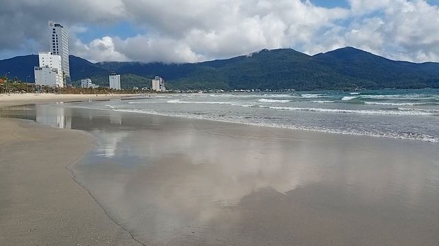 Дананг, Вьетнам, My Khe Beach пляж 17 февраля 2025.