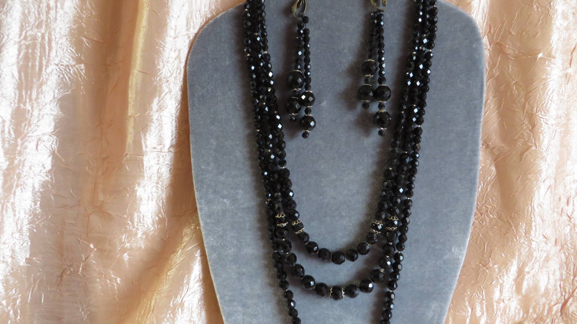 Трёхрядные бусы и клипсы.