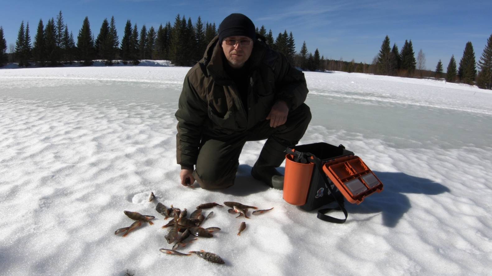 Рыбалка на деревенском пруду.