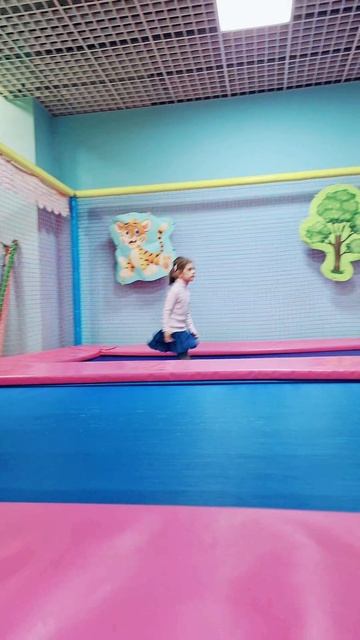 Алиса Кидс на батуте 😀🎈🎈🎈🛝🎠 #миссалисакидс #АлисаКидс