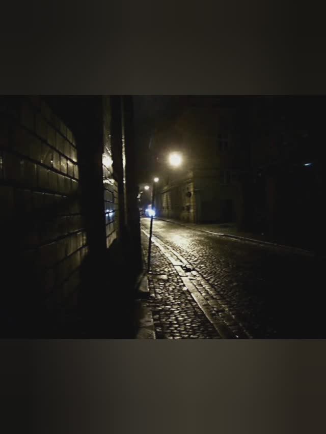 а по темным улицам гуляет дождь.