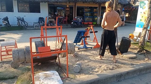 Дананг, Вьетнам, An Bang Beach пляжная качалка "Флинстоунов" 17 февраля 2025.