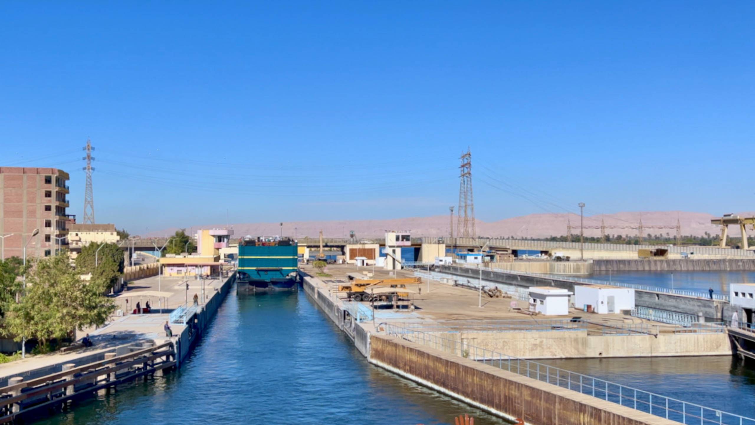 Проходим шлюз на Ниле