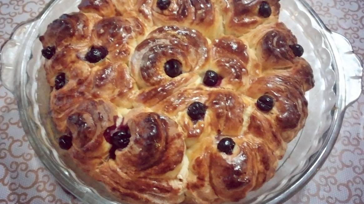 Каравай Праздничный из сладкого теста.