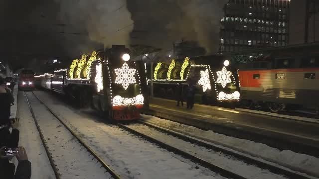Отправление "Поезда Деда Мороза" с Белорусского вокзала под тягой паровозов П36-0110/П36-0147.