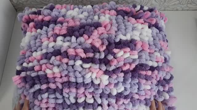 Красивая диванная подушка без спиц и крючка._ Подробный МК.