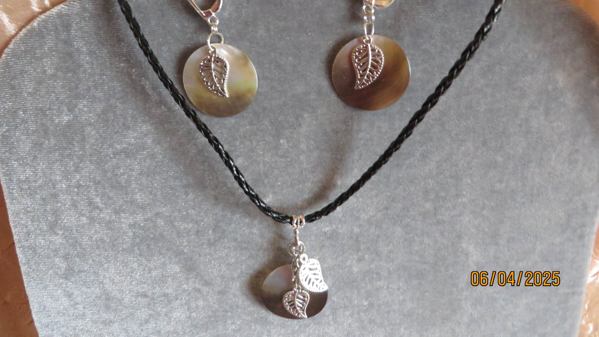 Серьги и кулон.