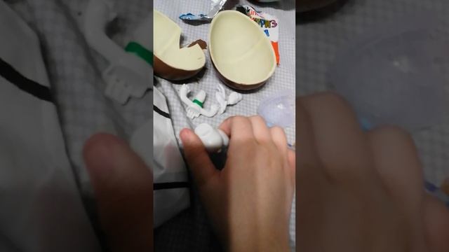 распаковка киндер-сюрприза.