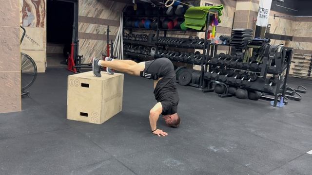 Отжимания в стойке на руках с ногами на коробке