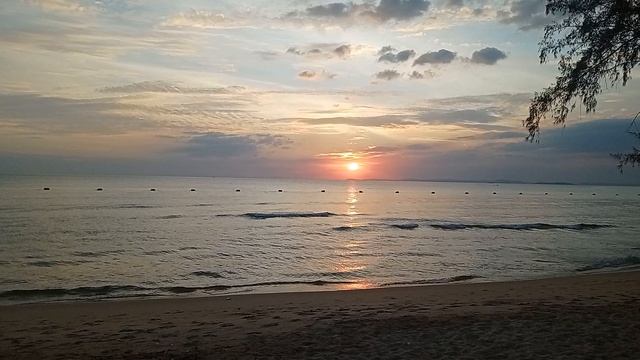 Сиануквиль , Камбоджа, пляж вечер. 26 февраля 2025 г.