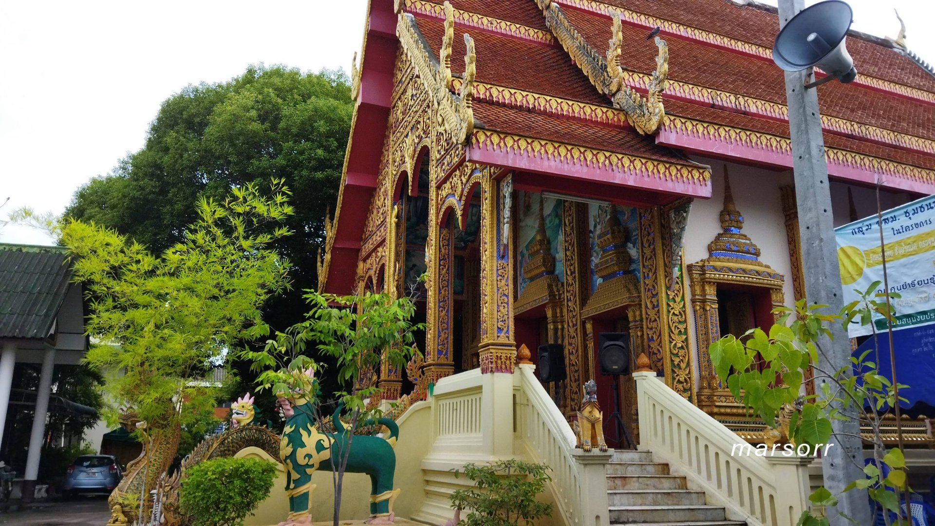 лампанг. просто храм wat sing chai วัดสิงห์ชัย lampang ลำมปาง в переулке