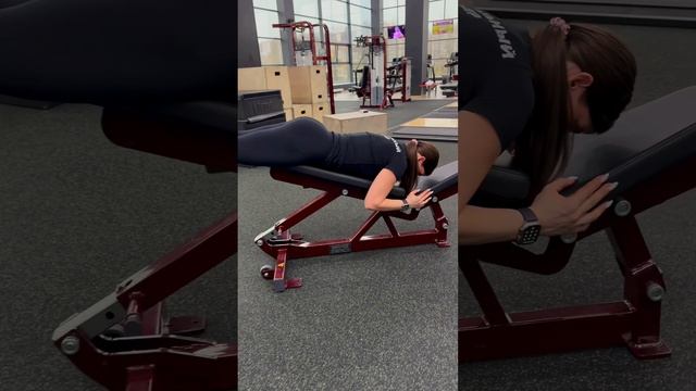 Сгибание ног + Скорпион в кроссовере лежа