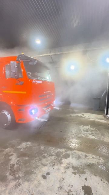 Едет КАМАЗ 48  — после мойки, чисто красавЕц!