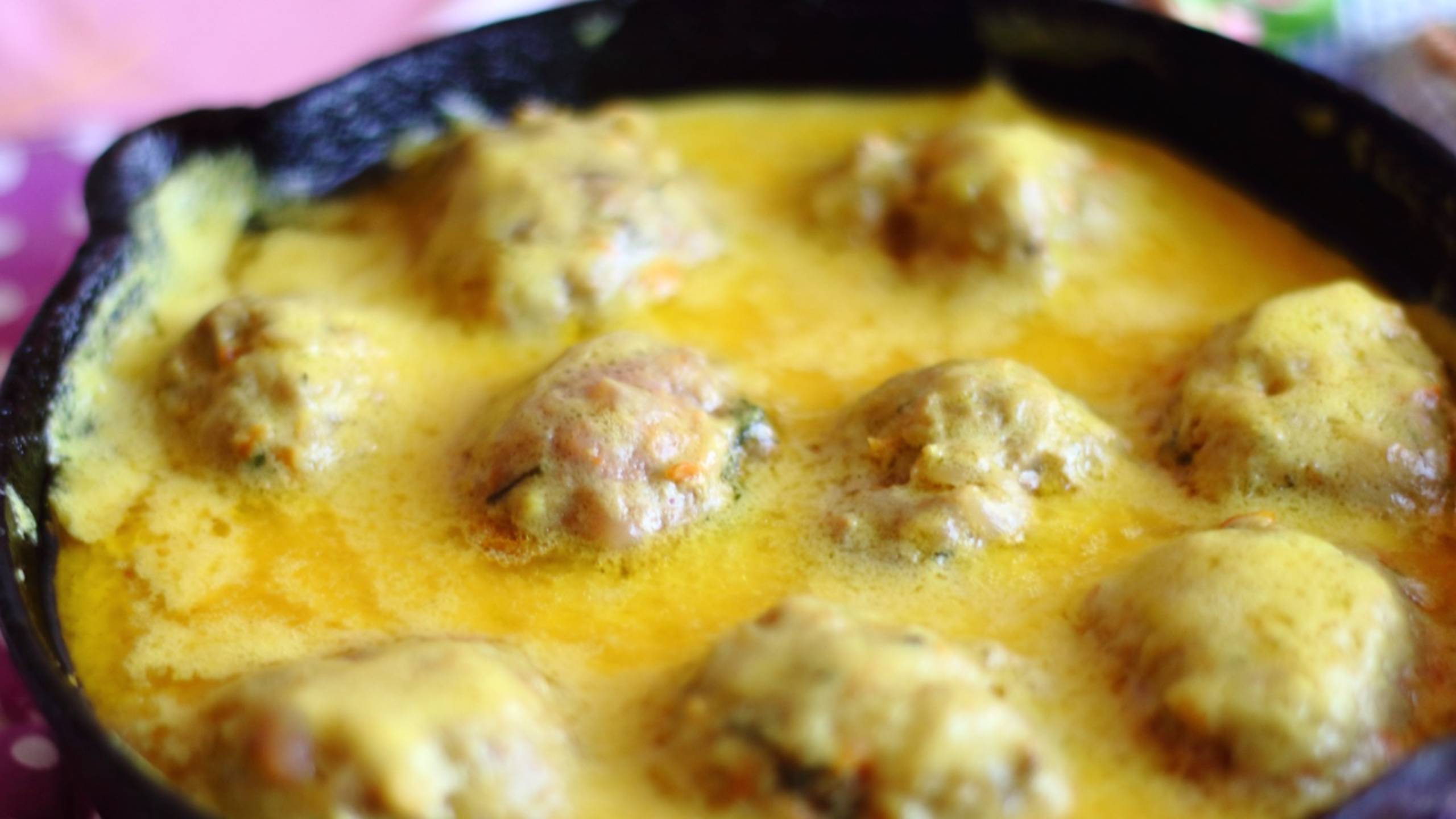 🧆 Нежные мясные тефтели в сливочно-молочном соусе на сковороде - вкусный ужин без хлопот!