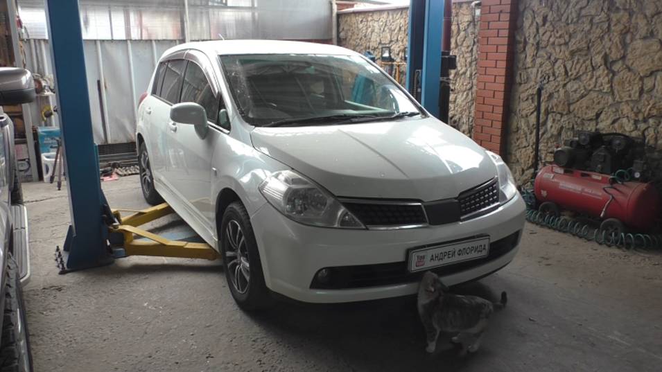 Замена радиатора охлаждения двигателя на Ниссан Тиида 1,6 Nissan Tiida 2008 года