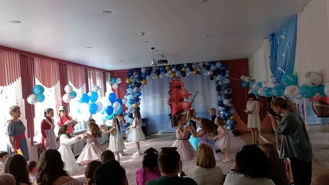 Детский танец. "Море привет!" на выпуском в детском саду.
