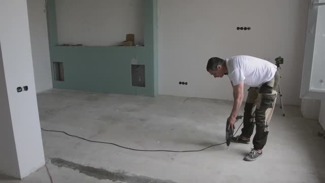 Разметка уровня перед заливкой самовыравнивающейся смеси