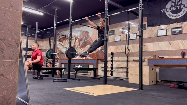 Прыжок из-за турника в позиции холлоу+выход в акру+обратно в холлоу