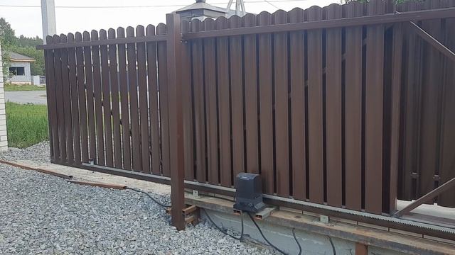 Откатные ворота с неровным верхом. Решение по установке.