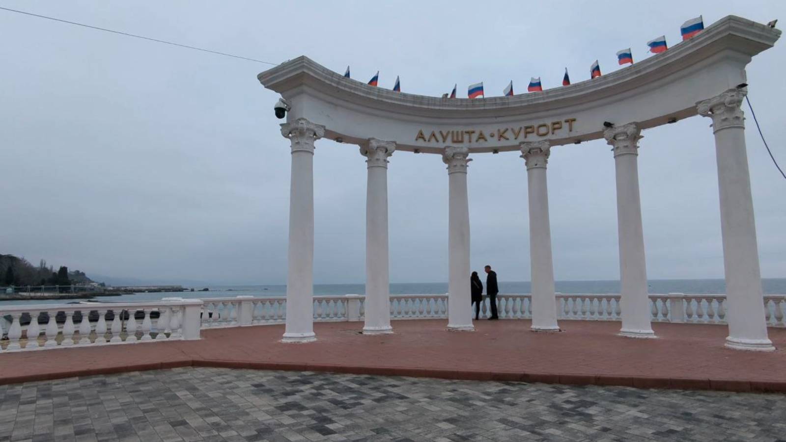 Вместо Ялты неожиданно попали с женой в Алушту и не пожалели. Прогулка по набережной Алушты..