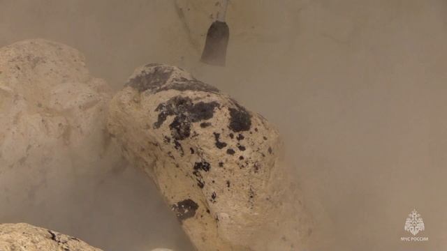 Специальное оборудование МЧС России помогает очистить побережье в Севастополе