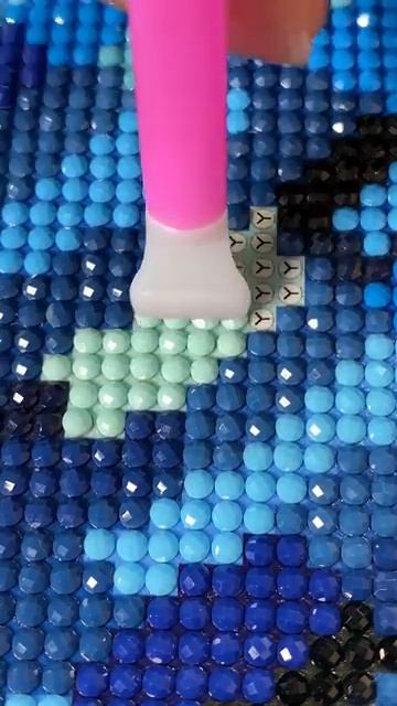 Craftsmen play with diamond painting waiting for you to experience it funnels