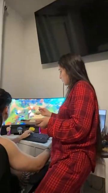 кормлю играющего