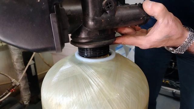 Меняем клапан управления установкой умягчения воды на Runxin