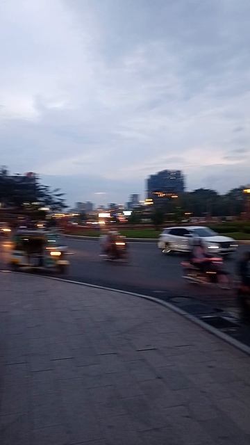 Пномпень, Камбоджа, высотка с часами в центре 23 февраля 2025.