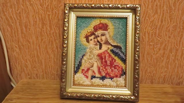 Мадонна с ребёнком на руках.