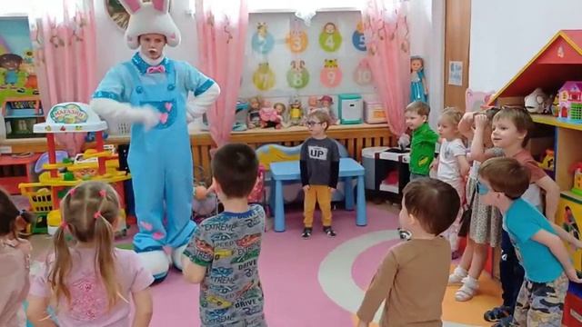 Милые зайки в гостях у "Знаек"