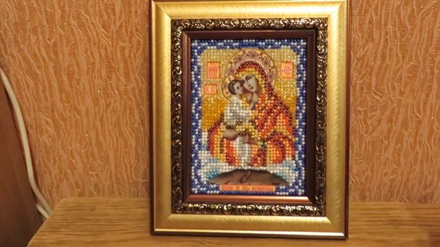 Почульская божья матерь с ребёнком на руках.