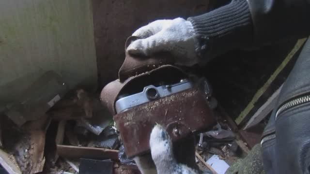 Пистолет и другие находки в заброшенном доме. Видео из моего архива.