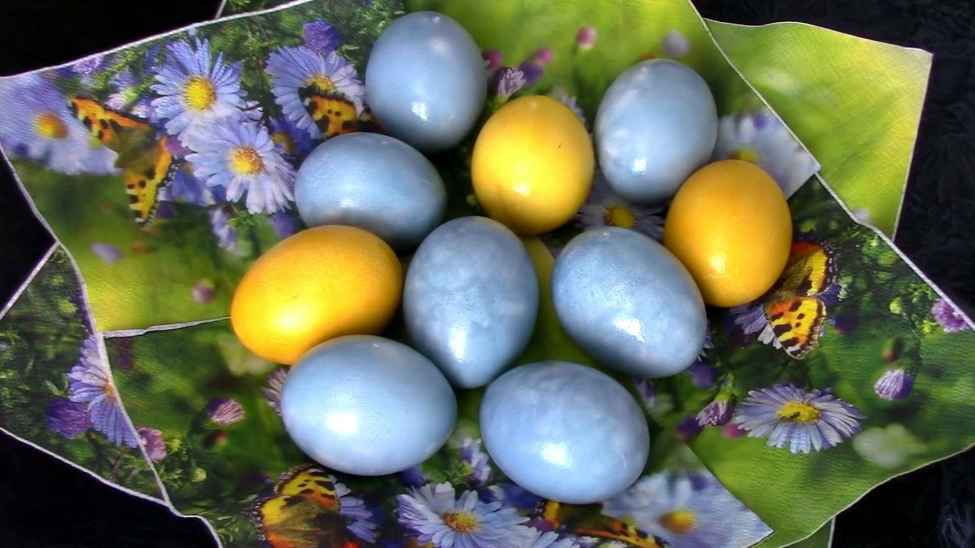 Как легко, просто и красиво покрасить яйца на пасху натуральными красителями.