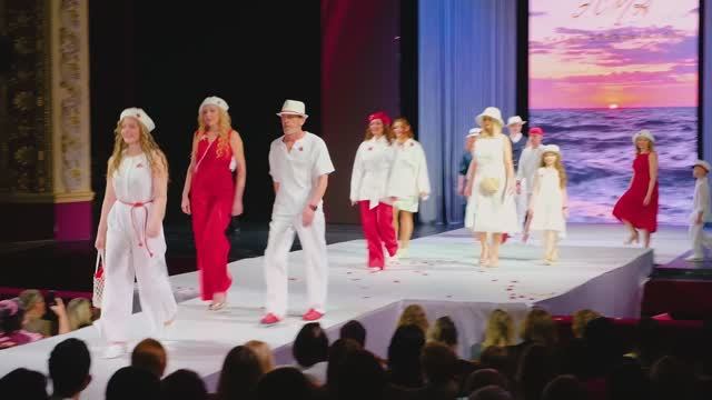 XXV Фестиваль моды «Платье города 2025».  Наталья Смирнова с дочерью