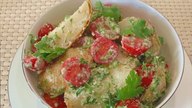 Салат из картофеля и томатов в орехово-чесночном соусе