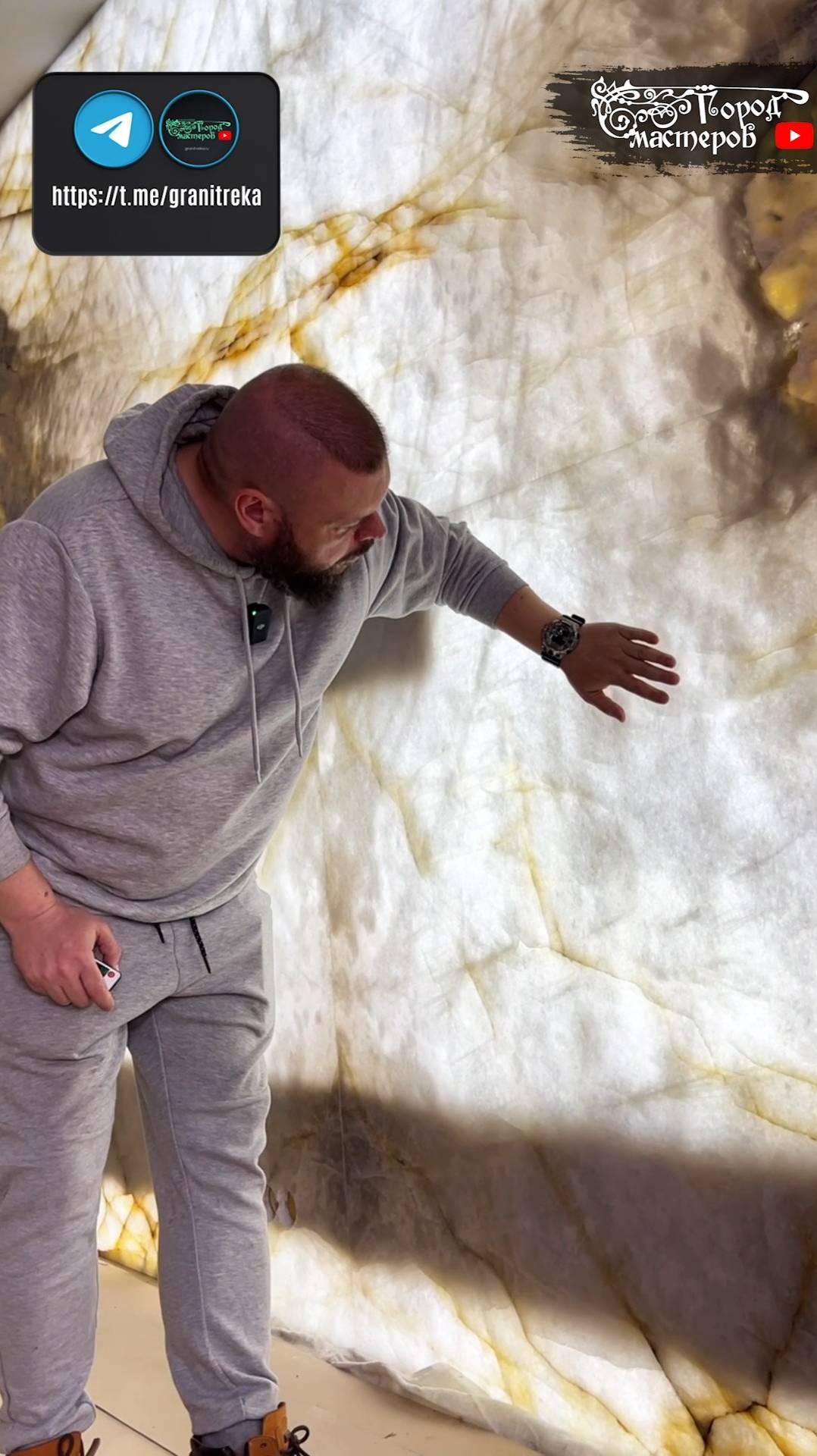 Кварцит Patagonia Bianco 🤍 в интерьере с подсветкой и силовыми закладными под 📺 и навесную мебель