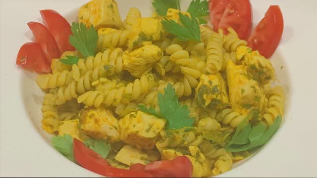 Паста с курицей в зеленом чесночном соусе