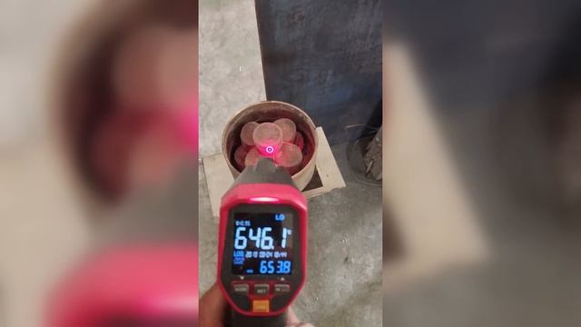 Тлеющие древесноугольные брикеты