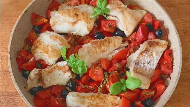 Треска с болгарским перцем, томатами и прованскими травами